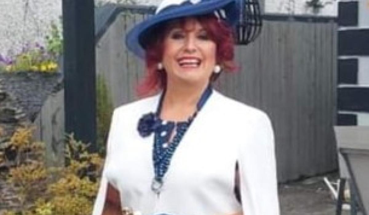 Offaly lady wins most stylish racegoer at the Curragh - Offaly Live