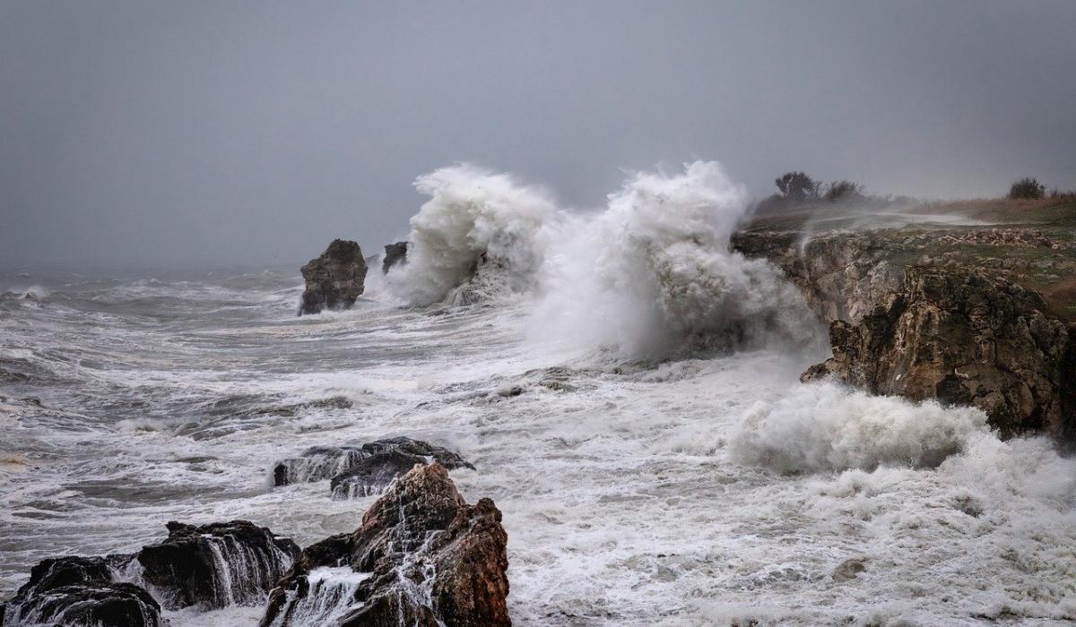 ALERT: Met Éireann extends status orange weather warning as Storm ...