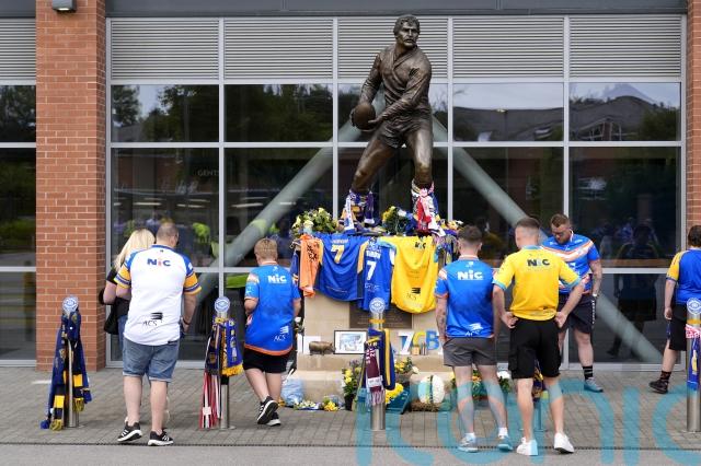 Former team-mates lead tributes to ‘inspiration’ Rob Burrow as Leeds ...