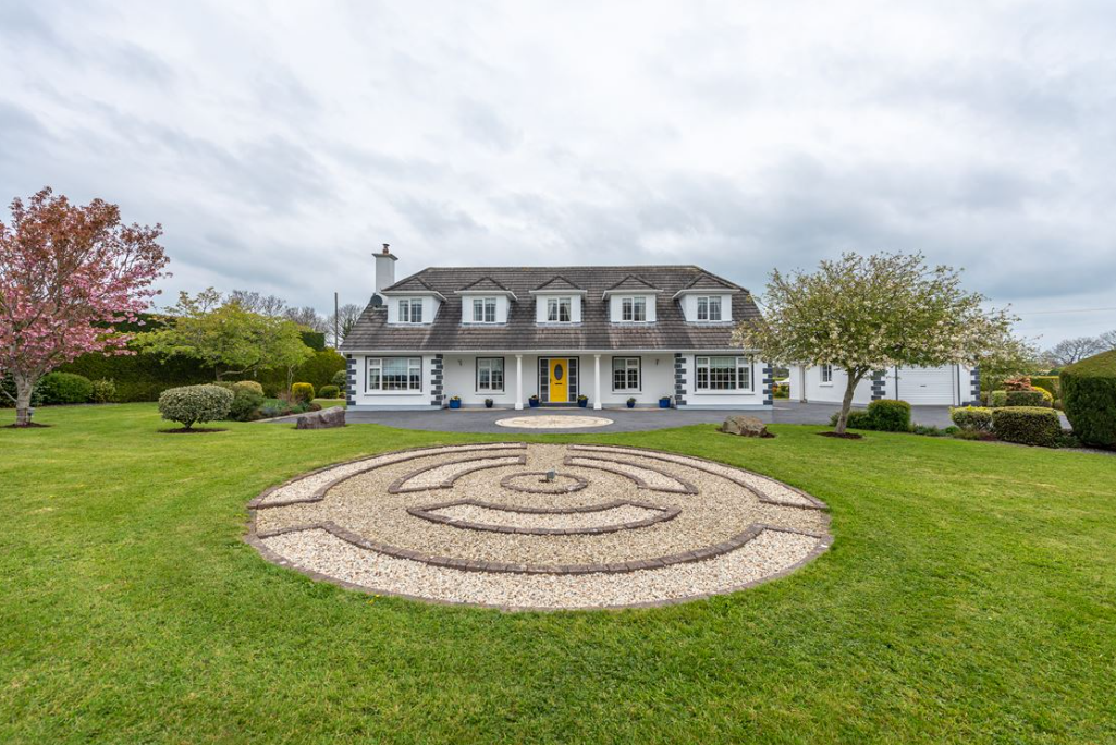 Magnificent 5-bed bungalow on the market in South Tipp! - Page 2 of 13 ...