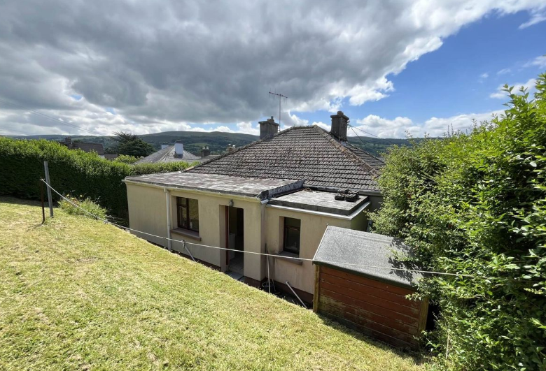 PICTURES: Three-bed family home in much sought after area in Clonmel ...