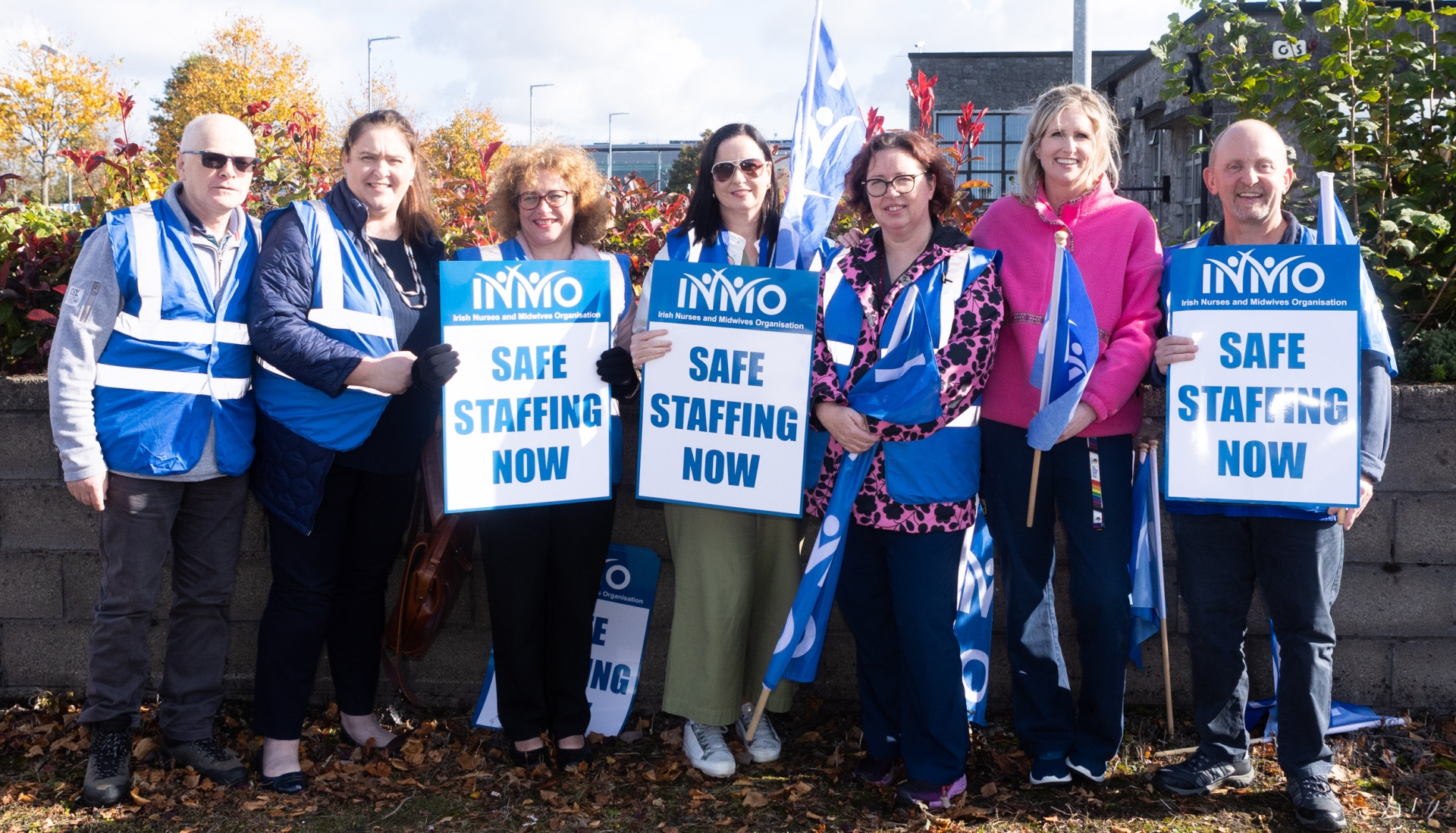 Lunchtime protest by workers at Tullamore Hospital - Ireland Live