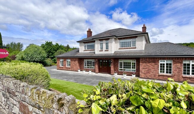 PICTURES: Huge six-bedroom home in Castlecomer hits the market for € ...