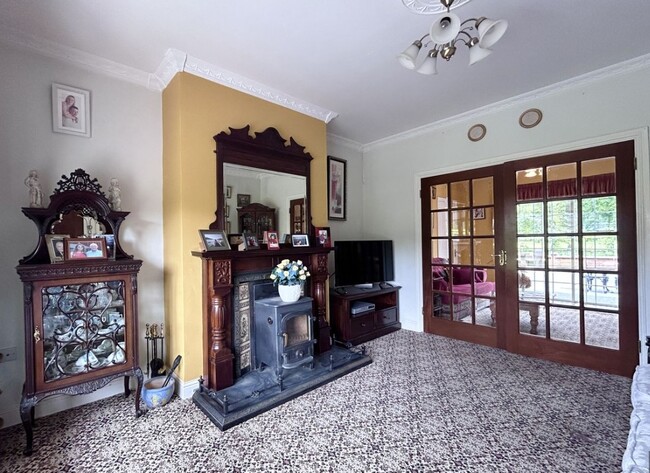 PICTURES: Huge six-bedroom home in Castlecomer hits the market for € ...