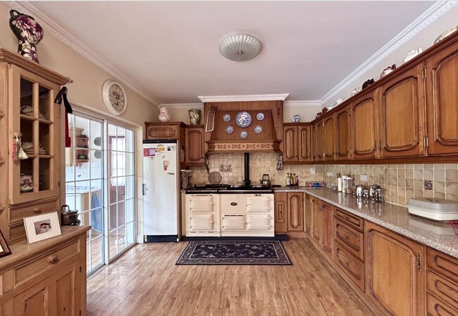 PICTURES: Huge six-bedroom home in Castlecomer hits the market for € ...